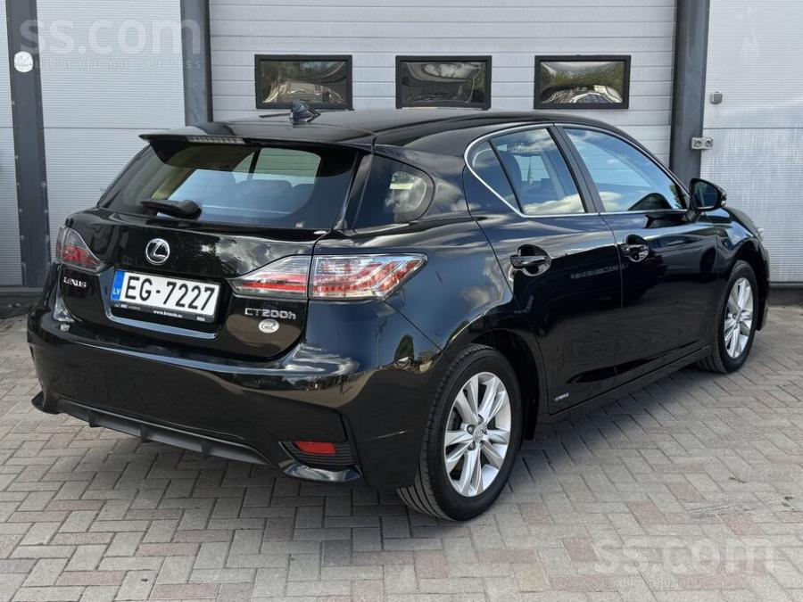 Melns Lexus CT 2017 Ogre, ar dzinēja tilpumu 1.80 L un nobraukumu 111 tūkst. km par 13650 €, foto 4 vietnē AUTOMOTO.COM.LV