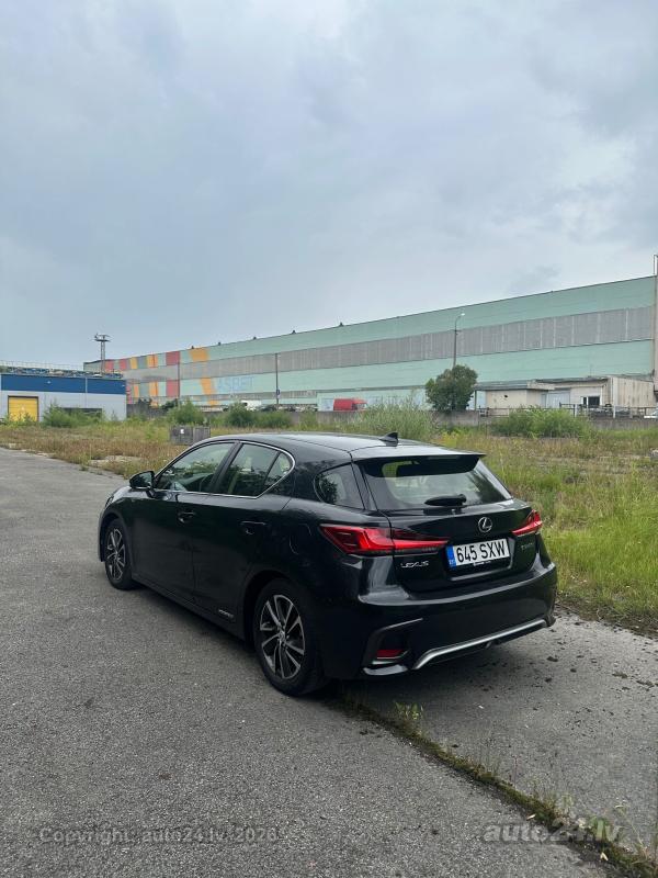 Black Lexus CT 2017 in Tallinn, with an engine capacity of 1.80 L and mileage of 59 thousand km for 16999 €, photo 4 on AUTOMOTO.COM.LV