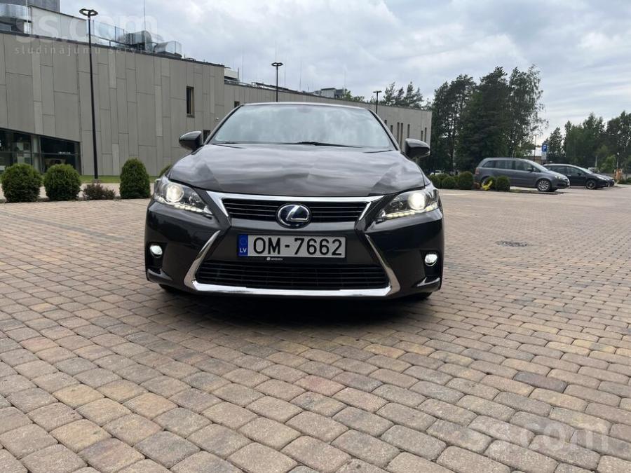 Brown Lexus CT 2011 in Riga, with an engine capacity of 1.80 L and mileage of 257 thousand km for 8000 €, photo 1 on AUTOMOTO.COM.LV