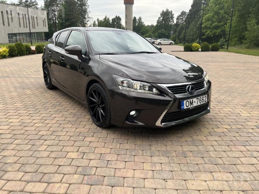 Brown Lexus CT 2011 in Riga, with an engine capacity of 1.80 L and mileage of 257 thousand km for 8000 €, photo 3 on AUTOMOTO.COM.LV