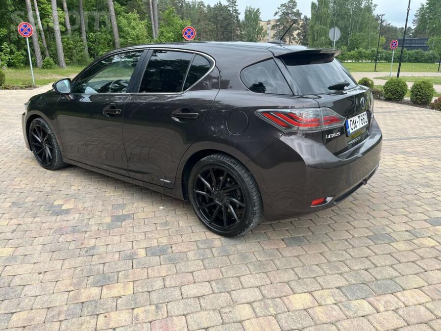Brown Lexus CT 2011 in Riga, with an engine capacity of 1.80 L and mileage of 257 thousand km for 8000 €, photo 7 on AUTOMOTO.COM.LV