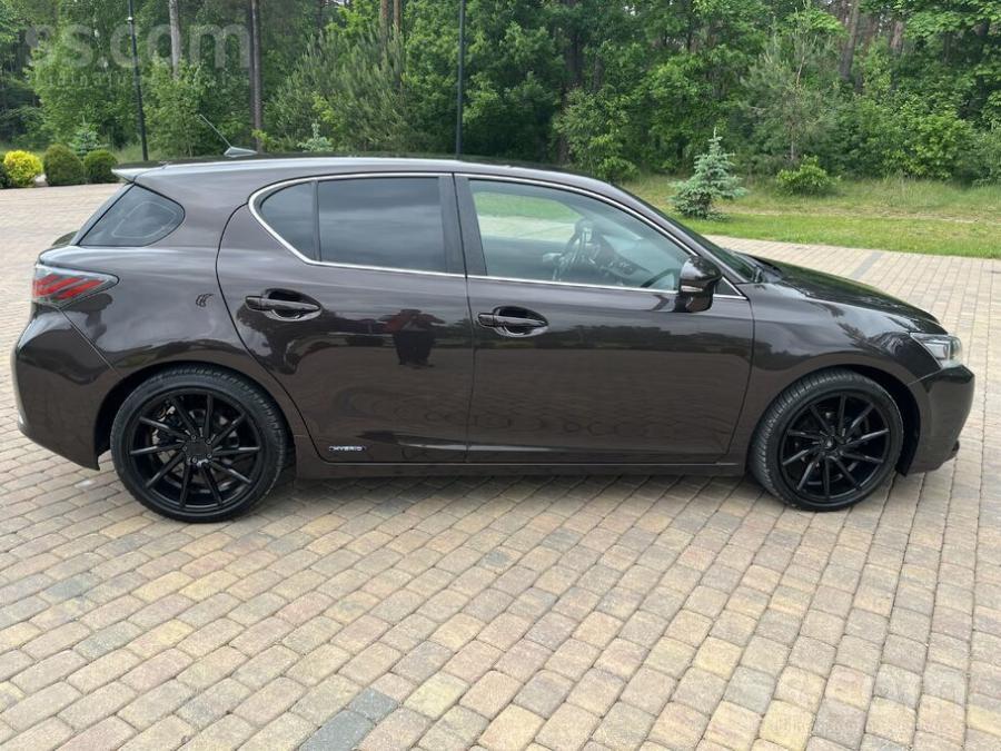 Brown Lexus CT 2011 in Riga, with an engine capacity of 1.80 L and mileage of 257 thousand km for 8000 €, photo 8 on AUTOMOTO.COM.LV
