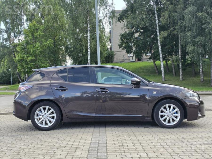 Brown Lexus CT 2011 in Rezekne, with an engine capacity of 1.80 L and mileage of 252 thousand km for 9150 €, photo 6 on AUTOMOTO.COM.LV