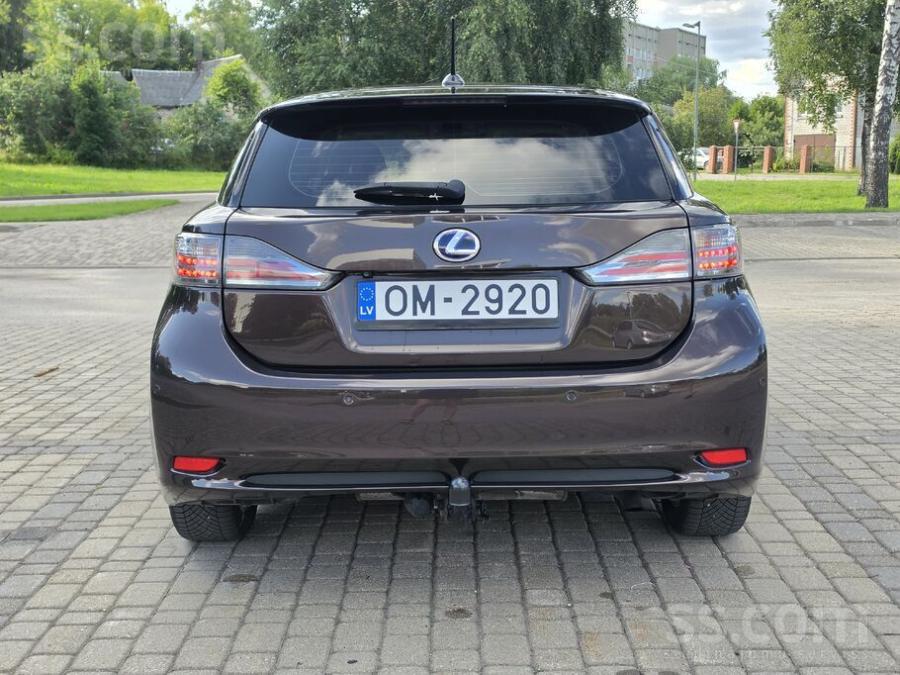 Brown Lexus CT 2011 in Rezekne, with an engine capacity of 1.80 L and mileage of 252 thousand km for 9150 €, photo 8 on AUTOMOTO.COM.LV