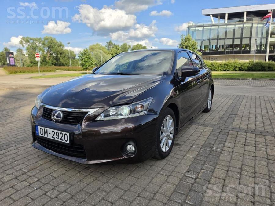 Brown Lexus CT 2011 in Rezekne, with an engine capacity of 1.80 L and mileage of 252 thousand km for 9150 €, photo 12 on AUTOMOTO.COM.LV