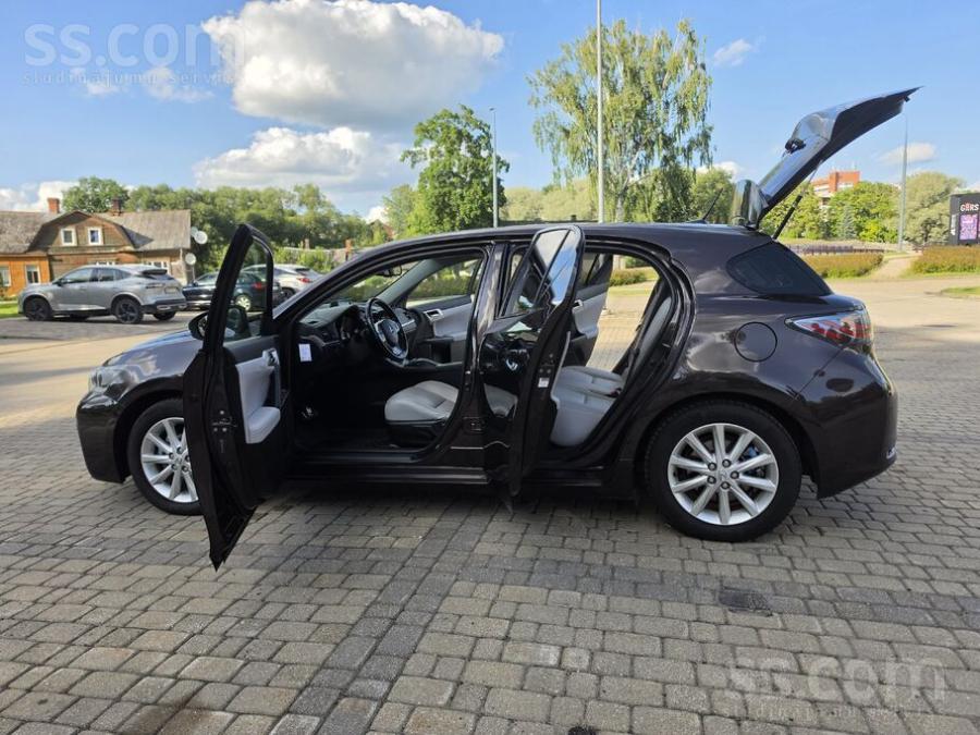 Brown Lexus CT 2011 in Rezekne, with an engine capacity of 1.80 L and mileage of 252 thousand km for 9150 €, photo 18 on AUTOMOTO.COM.LV