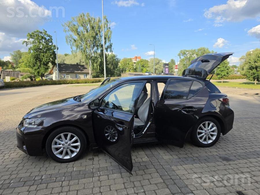 Brown Lexus CT 2011 in Rezekne, with an engine capacity of 1.80 L and mileage of 252 thousand km for 9150 €, photo 19 on AUTOMOTO.COM.LV