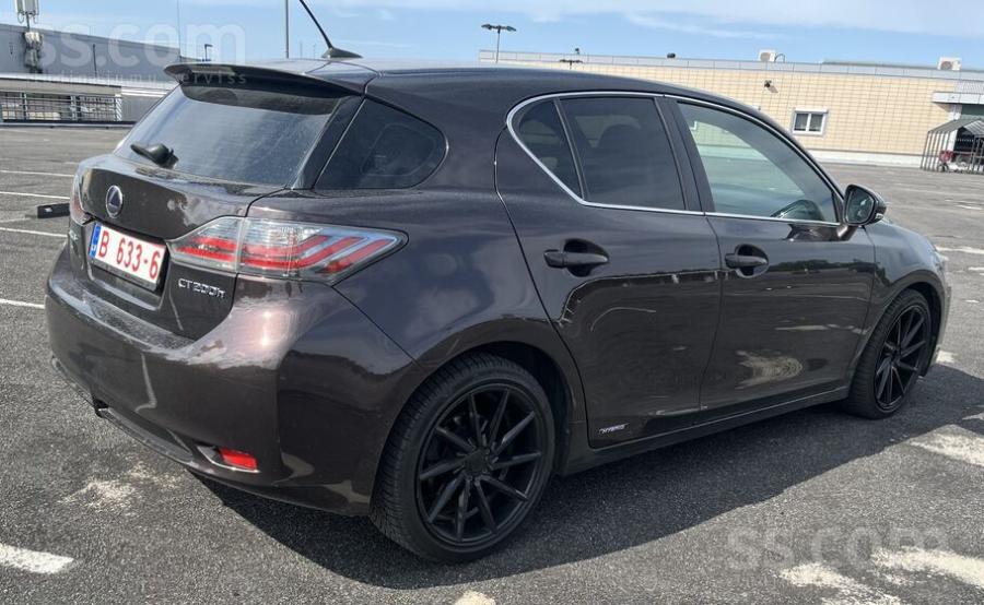 Brown Lexus CT 2015 in Riga, with an engine capacity of 1.80 L and mileage of 254 thousand km for 7200 €, photo 5 on AUTOMOTO.COM.LV