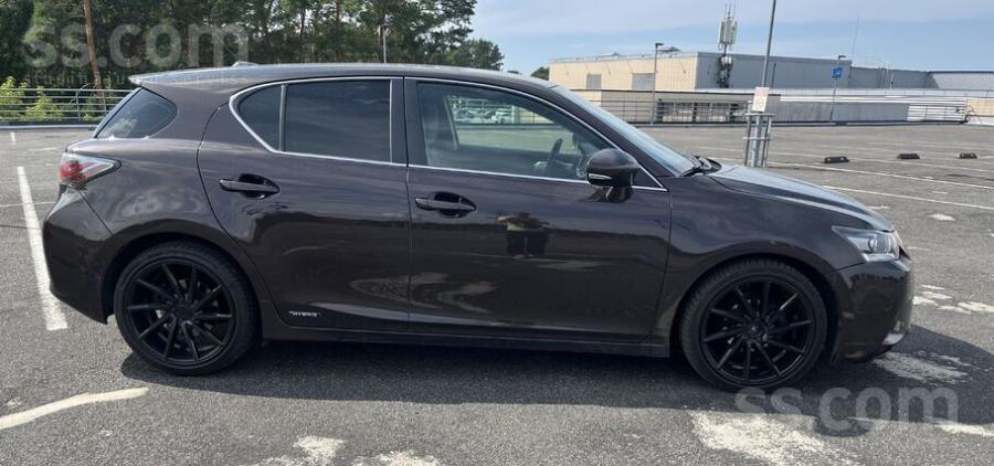 Brown Lexus CT 2015 in Riga, with an engine capacity of 1.80 L and mileage of 254 thousand km for 7200 €, photo 6 on AUTOMOTO.COM.LV