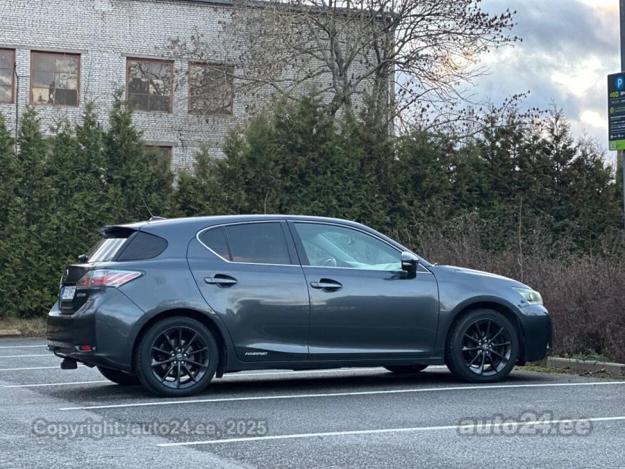 Pelēks Lexus CT 2011 Tallina, ar dzinēja tilpumu 1.80 L un nobraukumu 0 tūkst. km par 10000 €, foto 3 vietnē AUTOMOTO.COM.LV