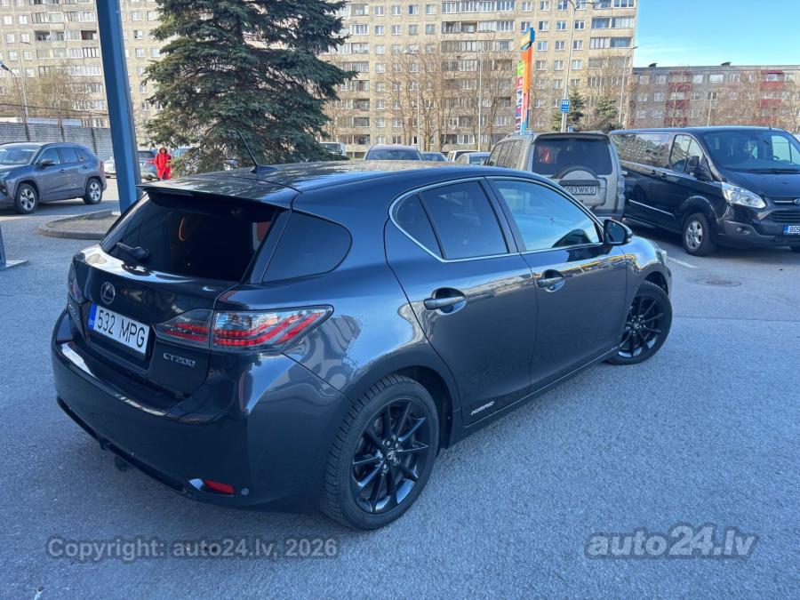 Grey Lexus CT 2011 in Tallinn, with an engine capacity of 1.80 L and mileage of 278 thousand km for 7990 €, photo 3 on AUTOMOTO.COM.LV