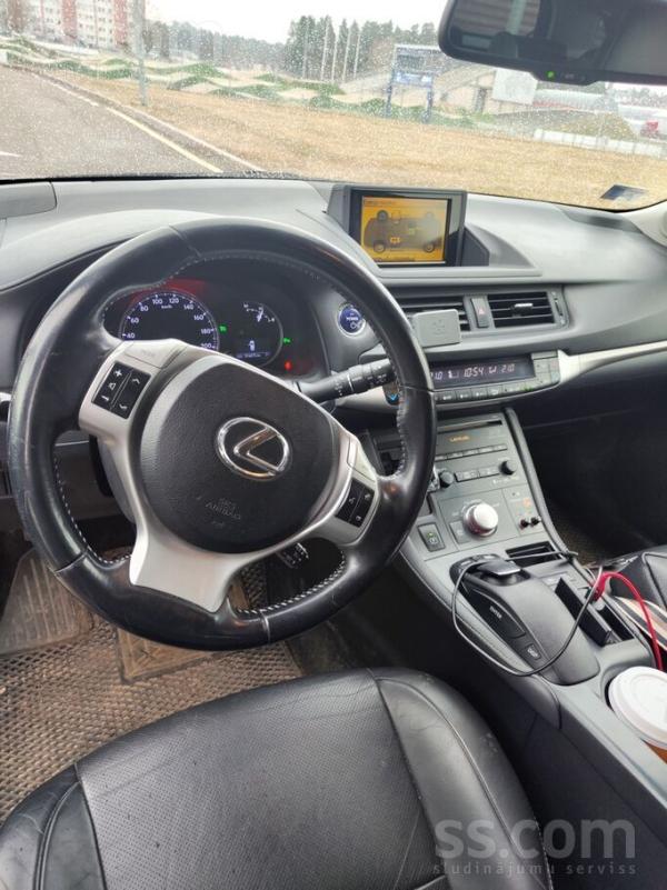 Grey Lexus CT 2012 in Valmiera, with an engine capacity of 1.80 L and mileage of 323 thousand km for 6900 €, photo 4 on AUTOMOTO.COM.LV