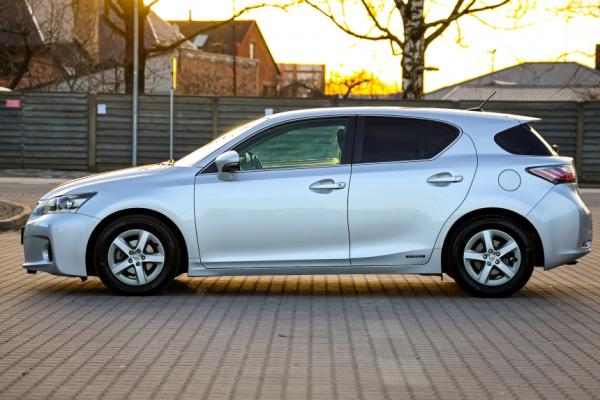Grey Lexus CT 2012 in Riga, with an engine capacity of 1.80 L and mileage of 237 thousand km for 8990 €, photo 8 on AUTOMOTO.COM.LV