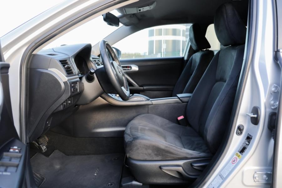 Pelēks Lexus CT 2012 Rīga, ar dzinēja tilpumu 1.80 L un nobraukumu 237 tūkst. km par 8990 €, foto 10 vietnē AUTOMOTO.COM.LV