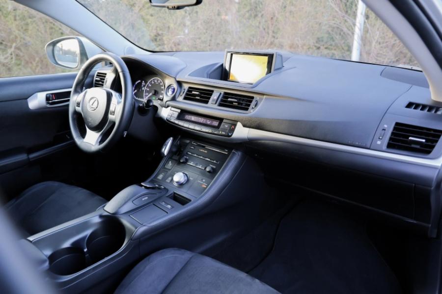 Pelēks Lexus CT 2012 Rīga, ar dzinēja tilpumu 1.80 L un nobraukumu 237 tūkst. km par 8990 €, foto 15 vietnē AUTOMOTO.COM.LV