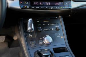 Pelēks Lexus CT 2012 Rīga, ar dzinēja tilpumu 1.80 L un nobraukumu 237 tūkst. km par 8990 €, foto 25 vietnē AUTOMOTO.COM.LV