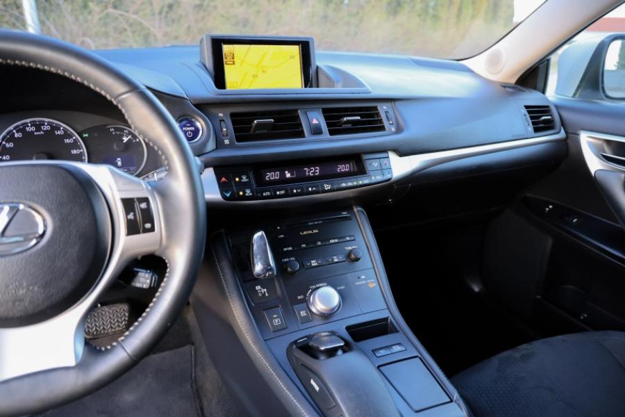 Pelēks Lexus CT 2012 Rīga, ar dzinēja tilpumu 1.80 L un nobraukumu 237 tūkst. km par 8990 €, foto 27 vietnē AUTOMOTO.COM.LV