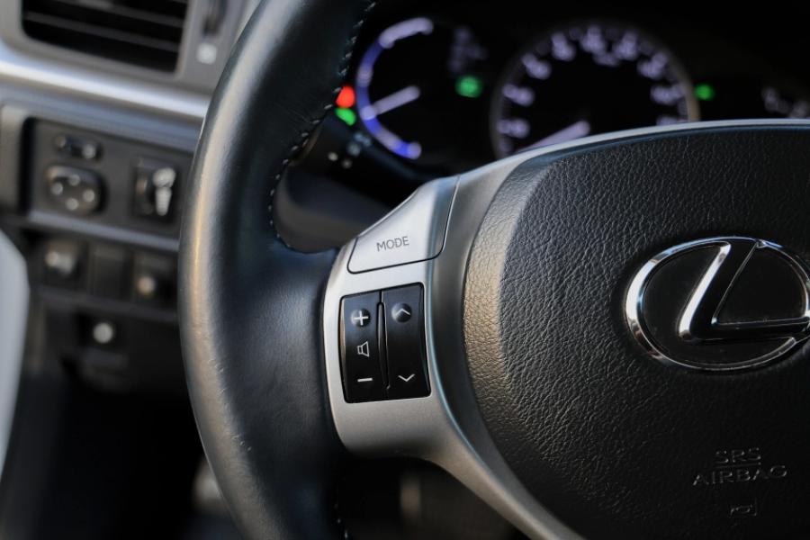Pelēks Lexus CT 2012 Rīga, ar dzinēja tilpumu 1.80 L un nobraukumu 237 tūkst. km par 8990 €, foto 28 vietnē AUTOMOTO.COM.LV