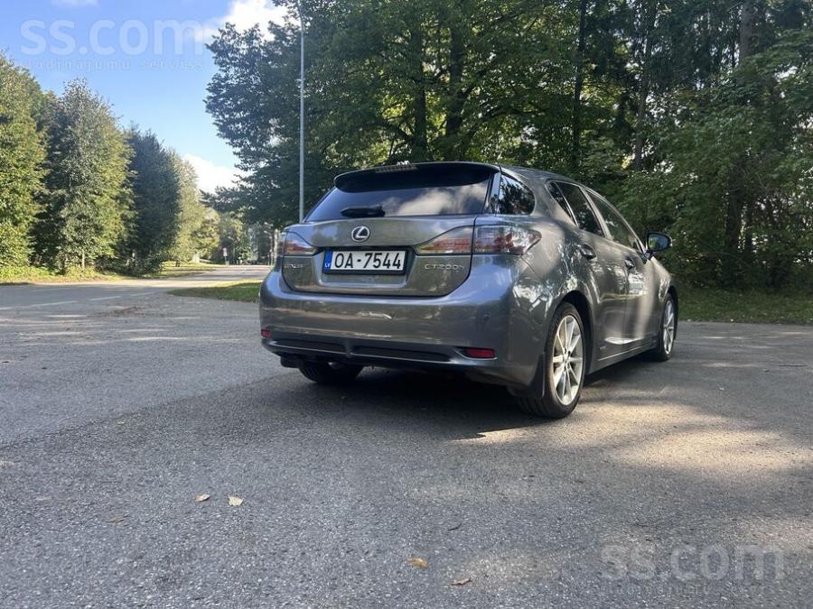 Pelēks Lexus CT 2013 Rīga, ar dzinēja tilpumu 2.00 L un nobraukumu 185 tūkst. km par 11000 €, foto 1 vietnē AUTOMOTO.COM.LV