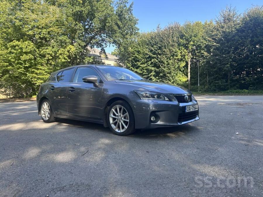 Pelēks Lexus CT 2013 Rīga, ar dzinēja tilpumu 2.00 L un nobraukumu 185 tūkst. km par 11000 €, foto 5 vietnē AUTOMOTO.COM.LV