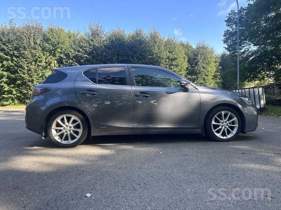 Pelēks Lexus CT 2013 Rīga, ar dzinēja tilpumu 2.00 L un nobraukumu 185 tūkst. km par 11000 €, foto 6 vietnē AUTOMOTO.COM.LV