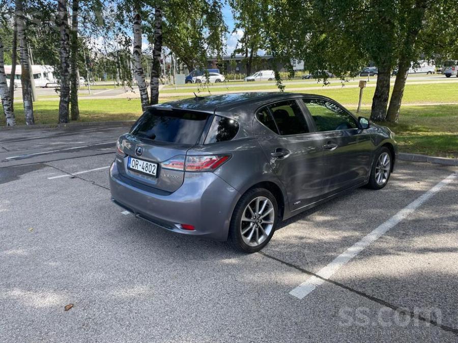 Grey Lexus CT 2013 in Riga, with an engine capacity of 1.80 L and mileage of 169 thousand km for 7990 €, photo 9 on AUTOMOTO.COM.LV