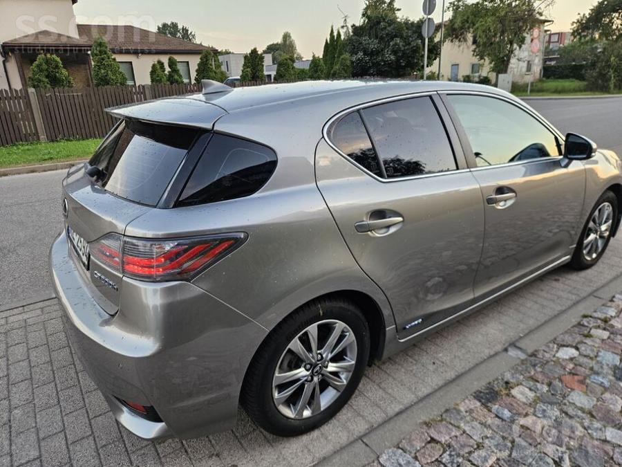 Grey Lexus CT 2015 in Riga, with an engine capacity of 1.80 L and mileage of 107 thousand km for 12200 €, photo 4 on AUTOMOTO.COM.LV