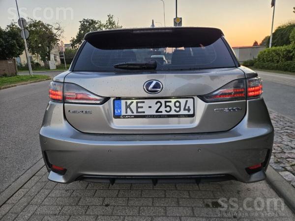 Pelēks Lexus CT 2015 Rīga, ar dzinēja tilpumu 1.80 L un nobraukumu 107 tūkst. km par 12200 €, foto 4 vietnē AUTOMOTO.COM.LV