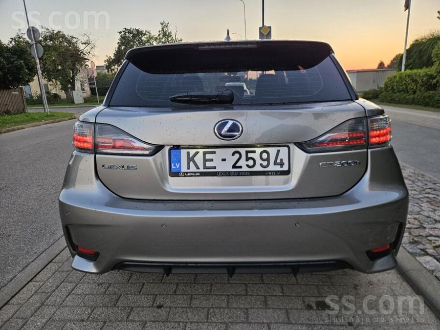 Grey Lexus CT 2015 in Riga, with an engine capacity of 1.80 L and mileage of 107 thousand km for 12200 €, photo 5 on AUTOMOTO.COM.LV