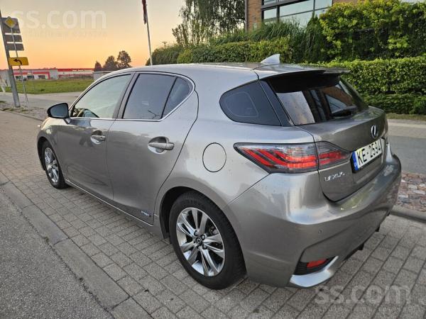 Pelēks Lexus CT 2015 Rīga, ar dzinēja tilpumu 1.80 L un nobraukumu 107 tūkst. km par 12200 €, foto 5 vietnē AUTOMOTO.COM.LV