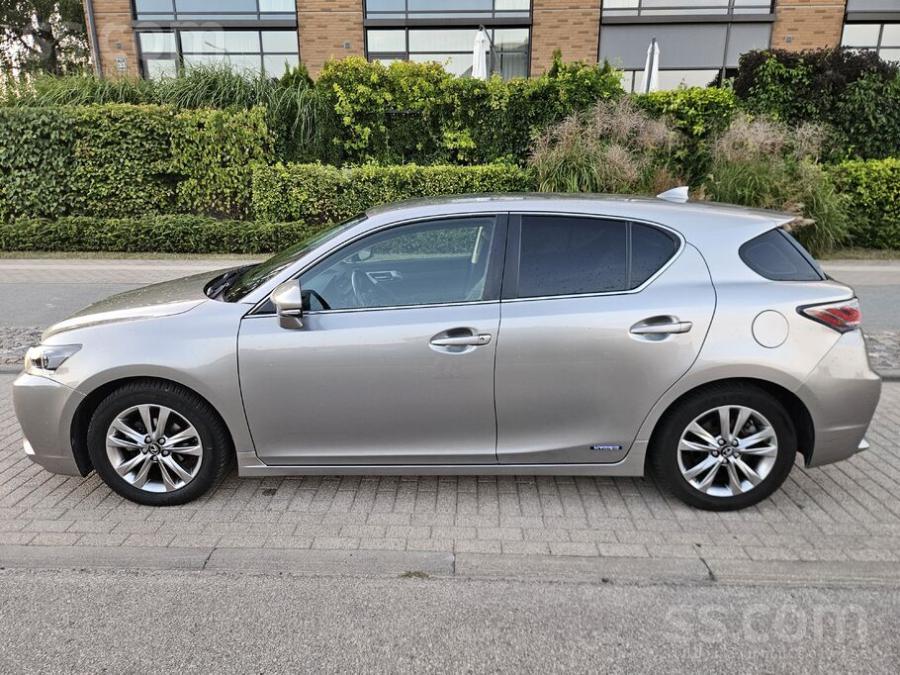 Grey Lexus CT 2015 in Riga, with an engine capacity of 1.80 L and mileage of 107 thousand km for 12200 €, photo 7 on AUTOMOTO.COM.LV