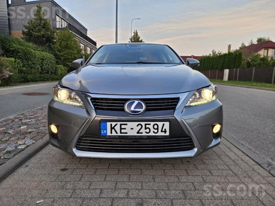 Grey Lexus CT 2015 in Riga, with an engine capacity of 1.80 L and mileage of 107 thousand km for 12200 €, photo 10 on AUTOMOTO.COM.LV