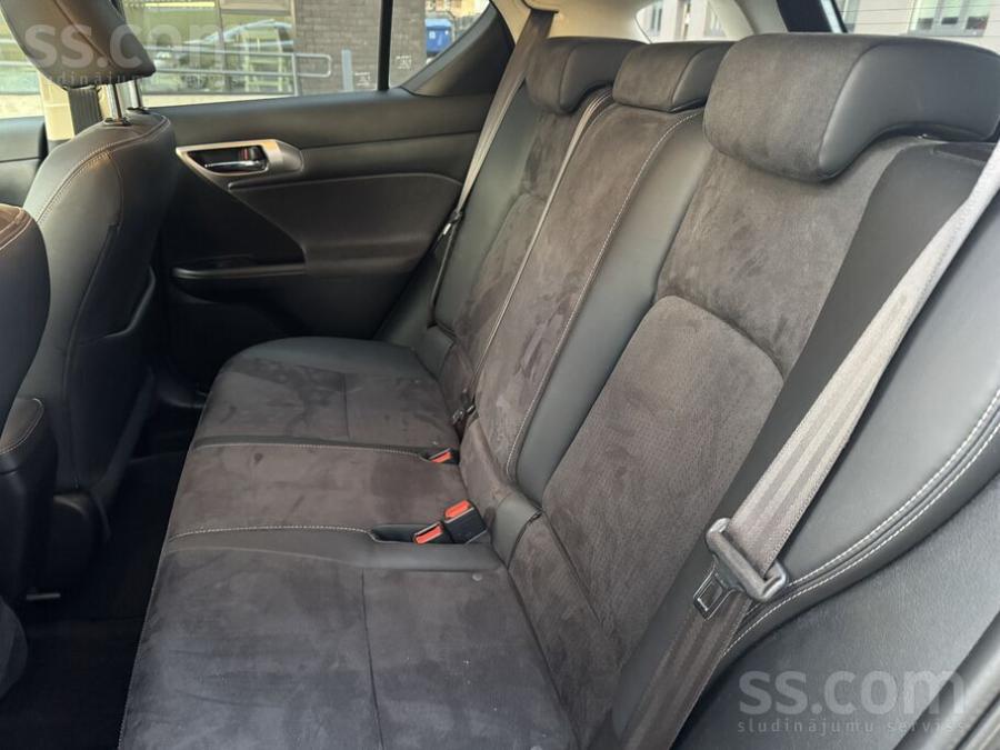 Grey Lexus CT 2018 in Daugavpils, with an engine capacity of 1.80 L and mileage of 187 thousand km for 16390 €, photo 24 on AUTOMOTO.COM.LV