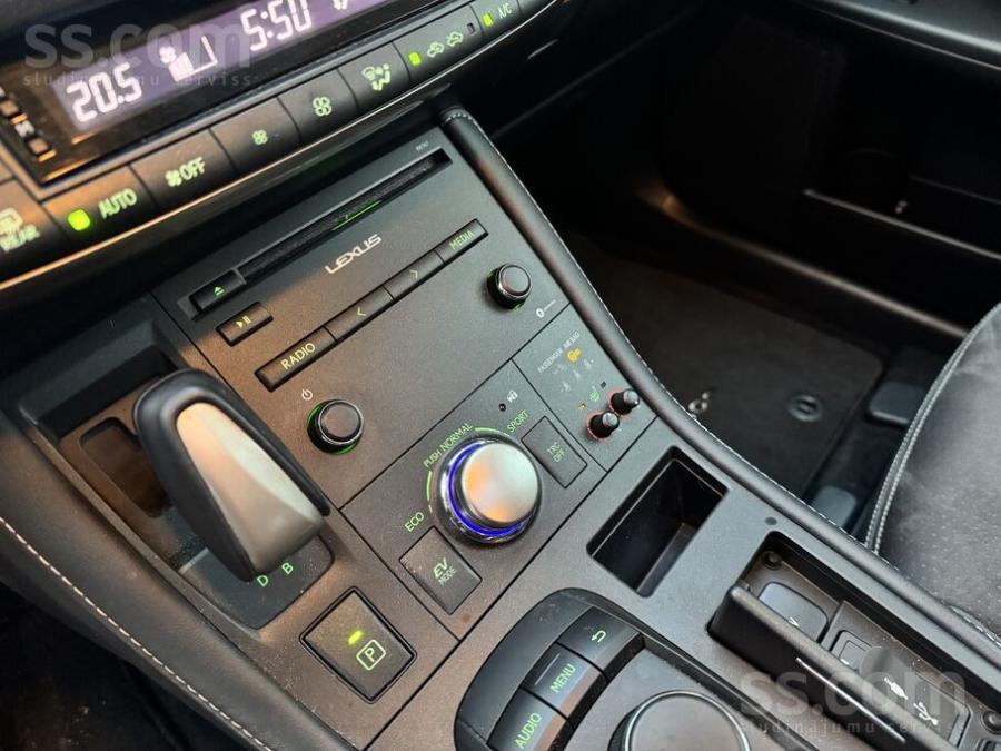 Grey Lexus CT 2018 in Daugavpils, with an engine capacity of 1.80 L and mileage of 187 thousand km for 16390 €, photo 27 on AUTOMOTO.COM.LV