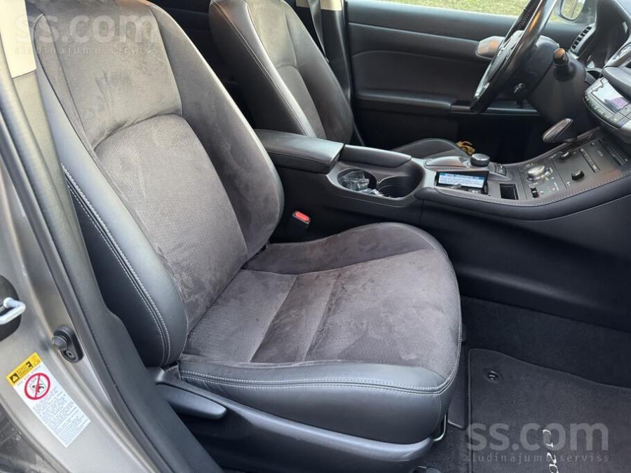 Grey Lexus CT 2018 in Daugavpils, with an engine capacity of 1.80 L and mileage of 187 thousand km for 16390 €, photo 28 on AUTOMOTO.COM.LV