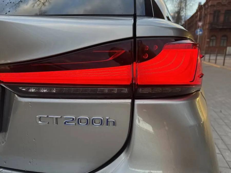 Grey Lexus CT 2018 in Daugavpils, with an engine capacity of 1.80 L and mileage of 187 thousand km for 15000 €, photo 3 on AUTOMOTO.COM.LV