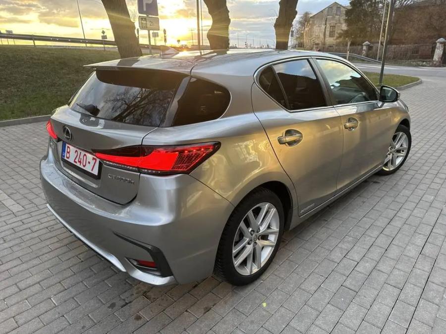 Grey Lexus CT 2018 in Daugavpils, with an engine capacity of 1.80 L and mileage of 187 thousand km for 15000 €, photo 4 on AUTOMOTO.COM.LV