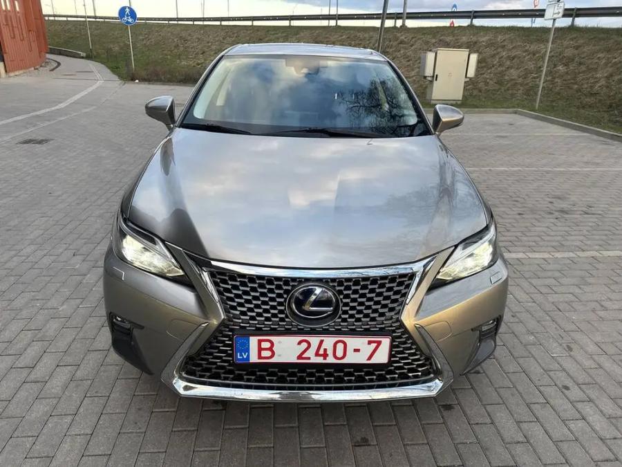 Grey Lexus CT 2018 in Daugavpils, with an engine capacity of 1.80 L and mileage of 187 thousand km for 15000 €, photo 7 on AUTOMOTO.COM.LV