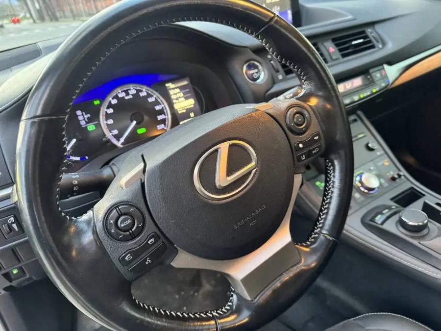 Grey Lexus CT 2018 in Daugavpils, with an engine capacity of 1.80 L and mileage of 187 thousand km for 15000 €, photo 17 on AUTOMOTO.COM.LV