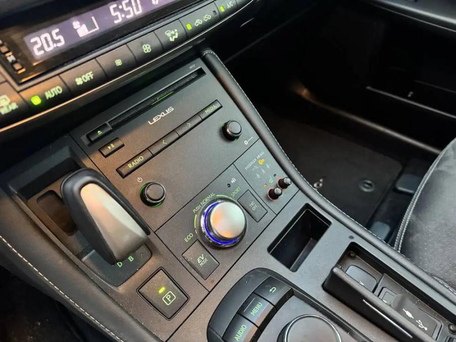 Grey Lexus CT 2018 in Daugavpils, with an engine capacity of 1.80 L and mileage of 187 thousand km for 15000 €, photo 19 on AUTOMOTO.COM.LV