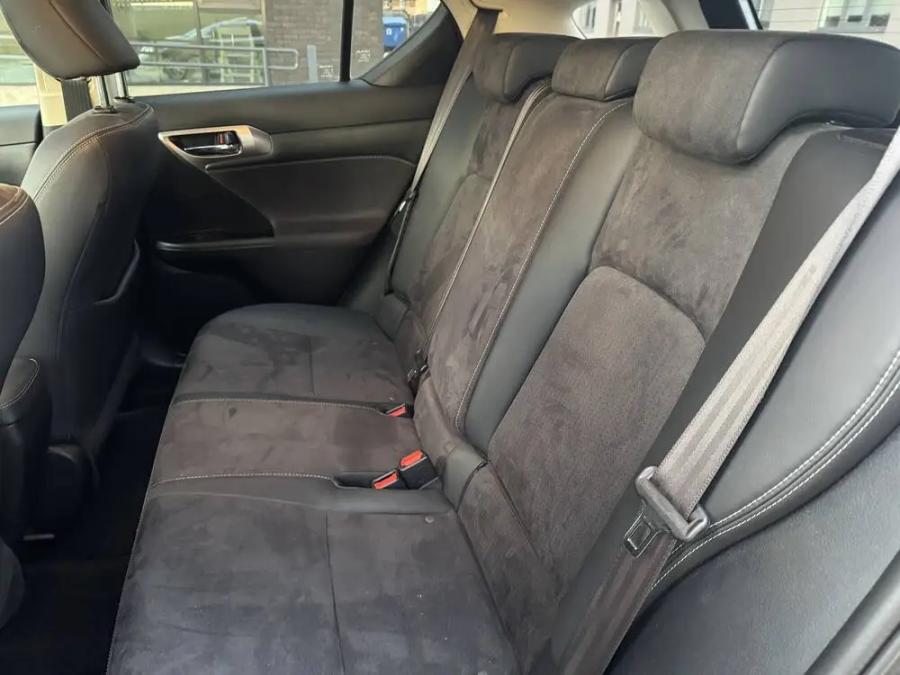 Grey Lexus CT 2018 in Daugavpils, with an engine capacity of 1.80 L and mileage of 187 thousand km for 15000 €, photo 20 on AUTOMOTO.COM.LV