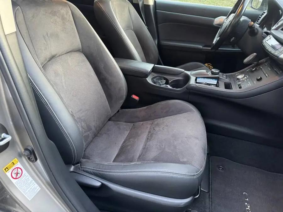 Grey Lexus CT 2018 in Daugavpils, with an engine capacity of 1.80 L and mileage of 187 thousand km for 15000 €, photo 22 on AUTOMOTO.COM.LV