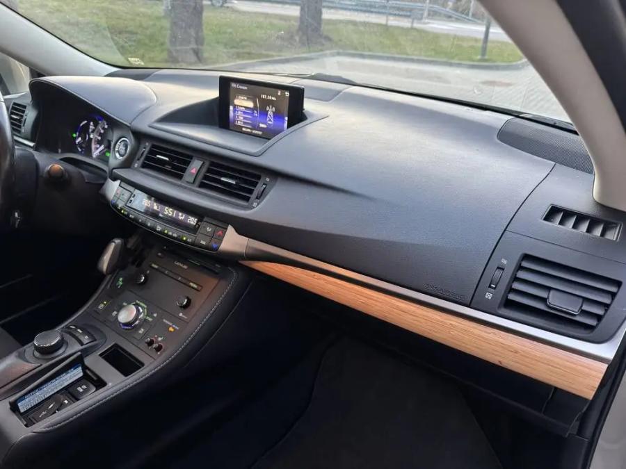 Grey Lexus CT 2018 in Daugavpils, with an engine capacity of 1.80 L and mileage of 187 thousand km for 15000 €, photo 23 on AUTOMOTO.COM.LV