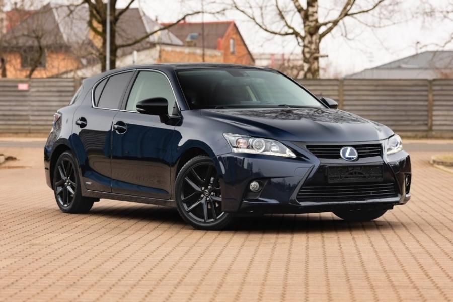 Lexus CT 2016 in Riga, with an engine capacity of 1.80 L and mileage of 107 thousand km for 13990 €, photo 1 on AUTOMOTO.COM.LV