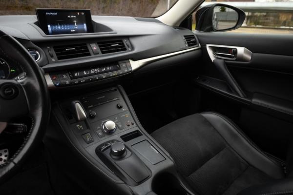 Lexus CT 2016 in Riga, with an engine capacity of 1.80 L and mileage of 107 thousand km for 13990 €, photo 5 on AUTOMOTO.COM.LV