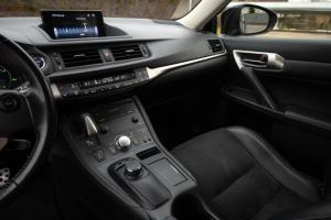 Lexus CT 2016 in Riga, with an engine capacity of 1.80 L and mileage of 107 thousand km for 13990 €, photo 6 on AUTOMOTO.COM.LV