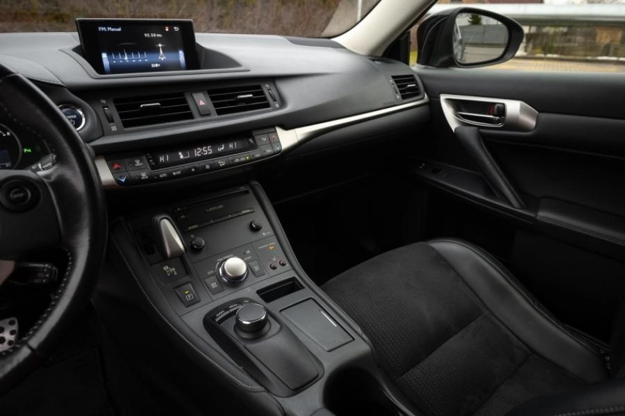 Lexus CT 2016 in Riga, with an engine capacity of 1.80 L and mileage of 107 thousand km for 13990 €, photo 6 on AUTOMOTO.COM.LV