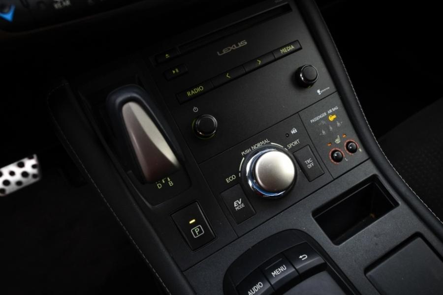 Lexus CT 2016 in Riga, with an engine capacity of 1.80 L and mileage of 107 thousand km for 13990 €, photo 7 on AUTOMOTO.COM.LV
