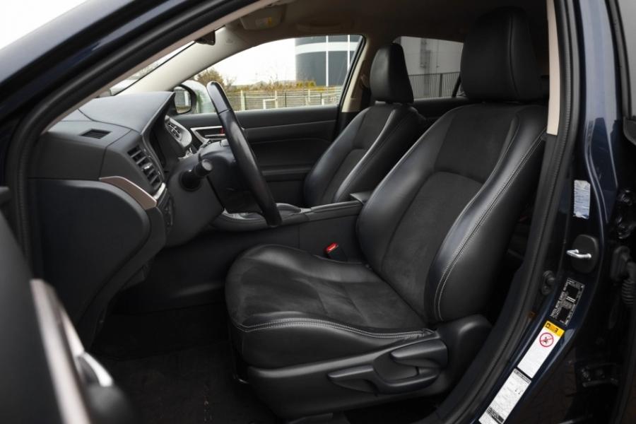 Lexus CT 2016 in Riga, with an engine capacity of 1.80 L and mileage of 107 thousand km for 13990 €, photo 8 on AUTOMOTO.COM.LV