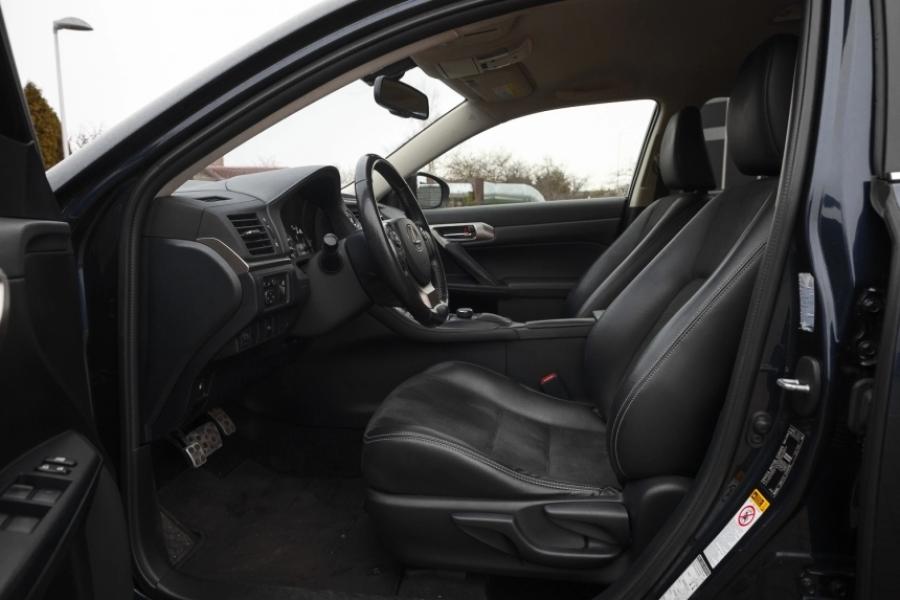 Lexus CT 2016 in Riga, with an engine capacity of 1.80 L and mileage of 107 thousand km for 13990 €, photo 9 on AUTOMOTO.COM.LV